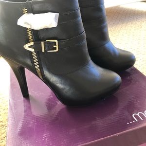 me too | Shoes | Black Me Too Leather Booties Mint Condition | Poshmark